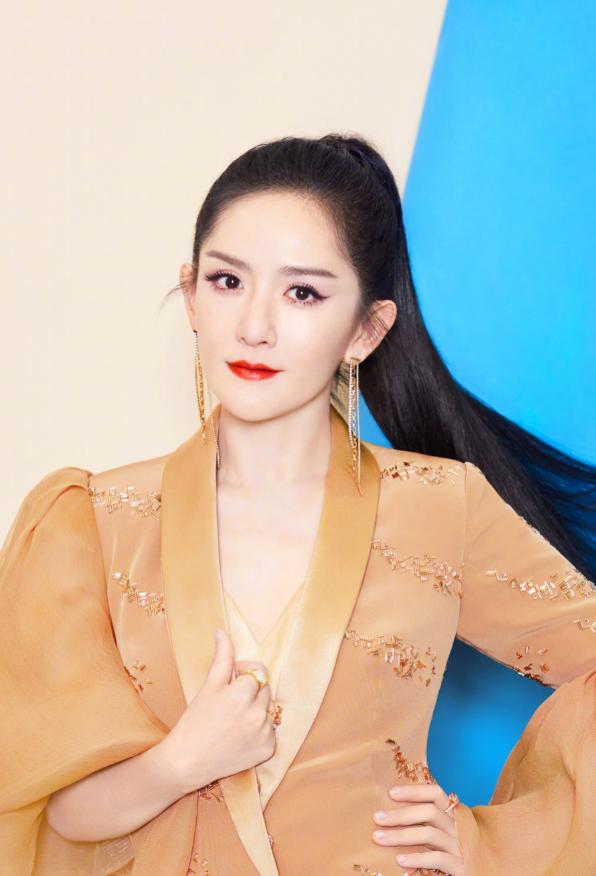 Xie Na posted the final look of "Riding the Wind and Waves", a golden ...