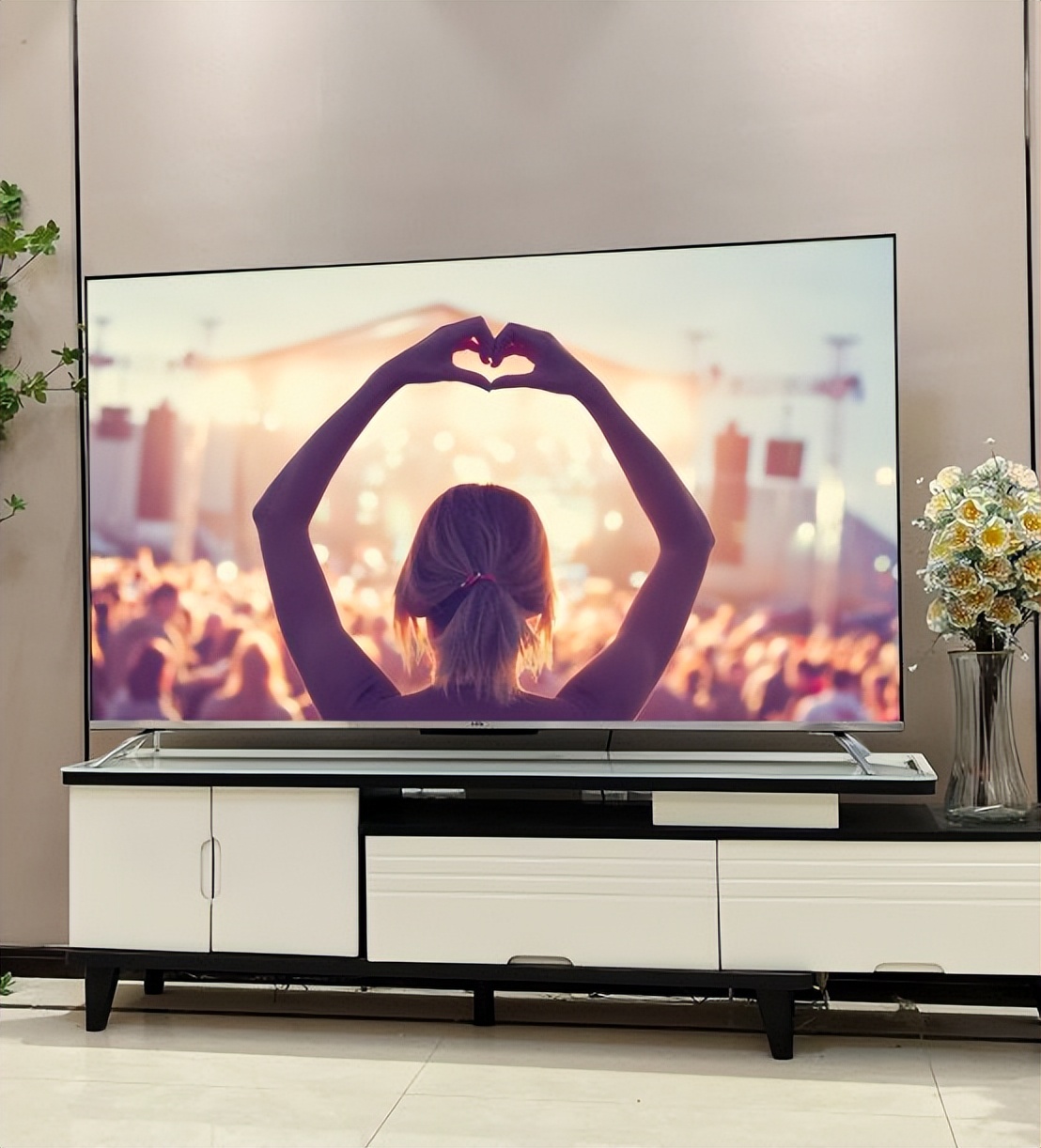 The picture quality is clear and the system is smooth, letv this TV close your eyes - iNEWS