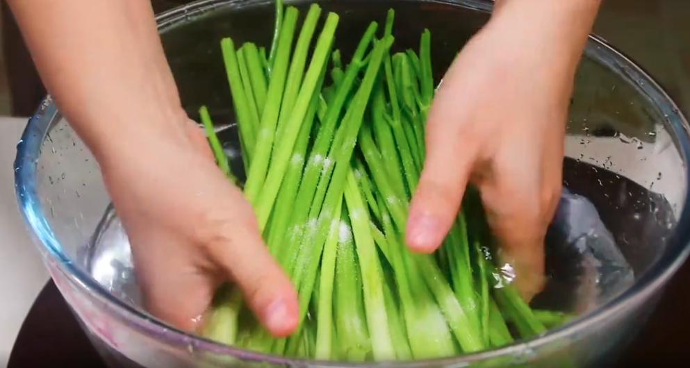 There are tricks to celery's delicious taste. It is best to avoid blanching and frying directly ...