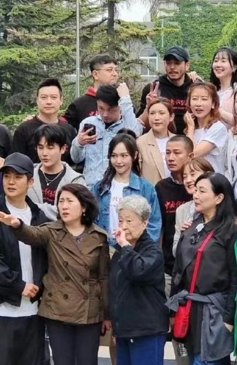 Tang Yan participated in the reunion of Chinese opera classmates, the ...