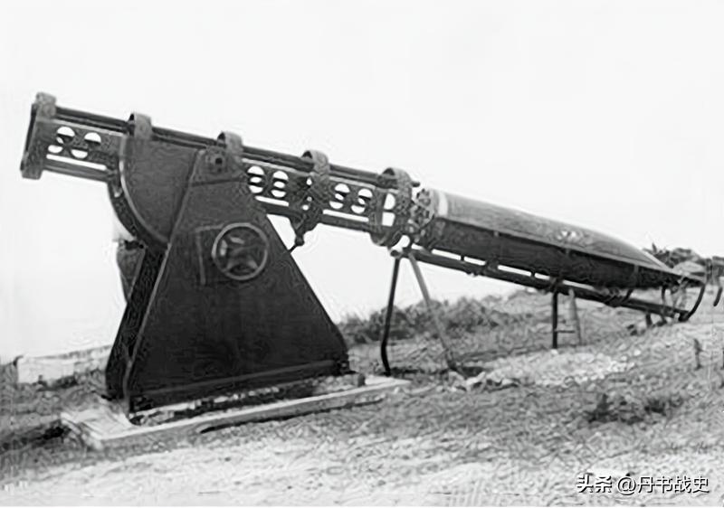 Installing a large rocket launcher on the assault gun, Spain's ...