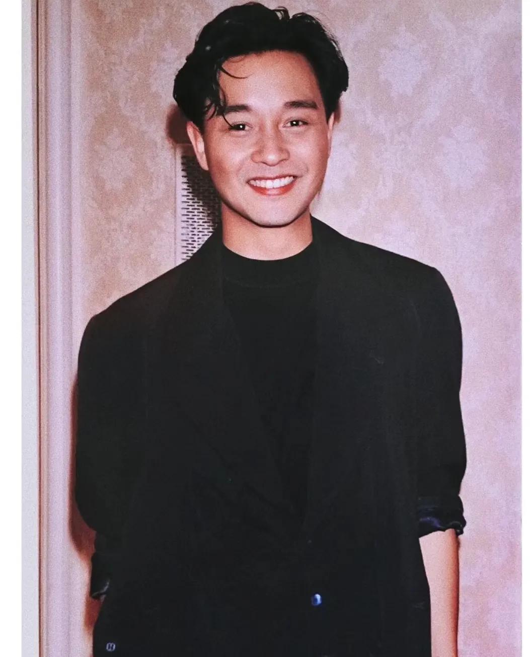 Leslie Cheung met Mao Shunyun in the corridor of Hong Kong Lai TV and ...