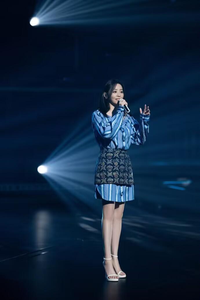 Jane Zhang is amazing, and she has to tie an "apron" outside her skirt ...