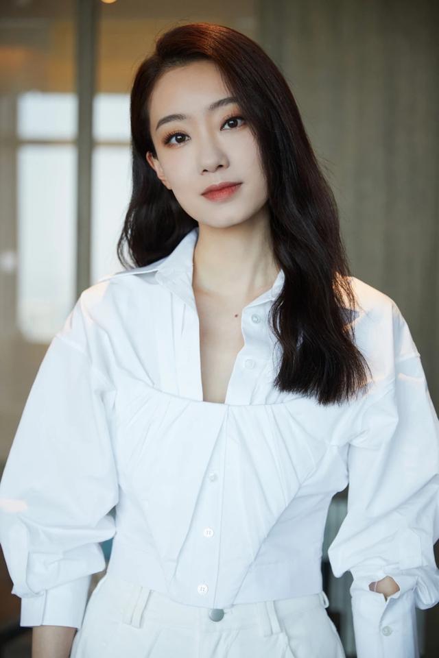 Zhang Xiaofei's beautiful photo, with low-eyed eyebrows, full of ...