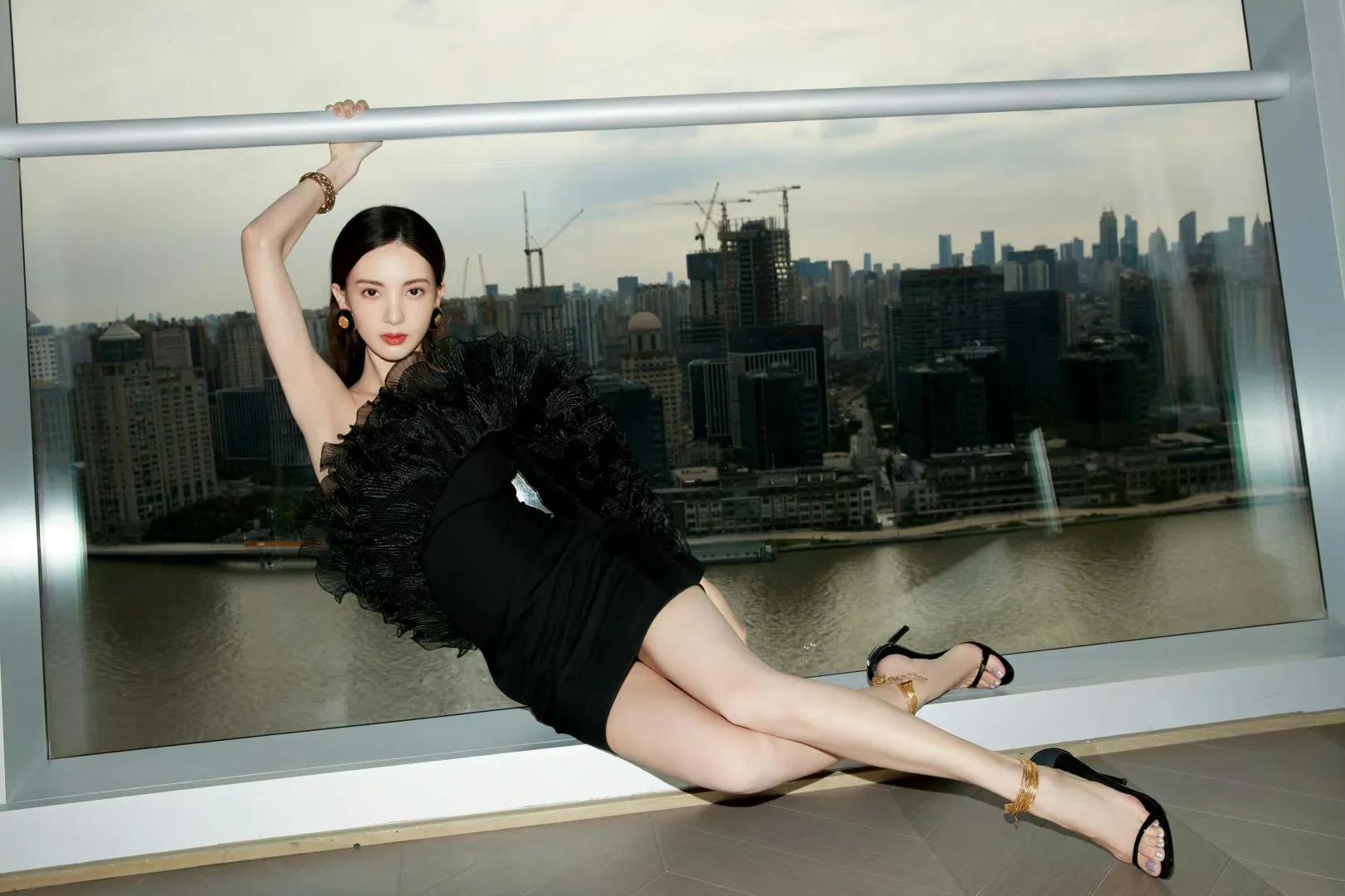 Jin Chen's long legs have nowhere to go - iNEWS