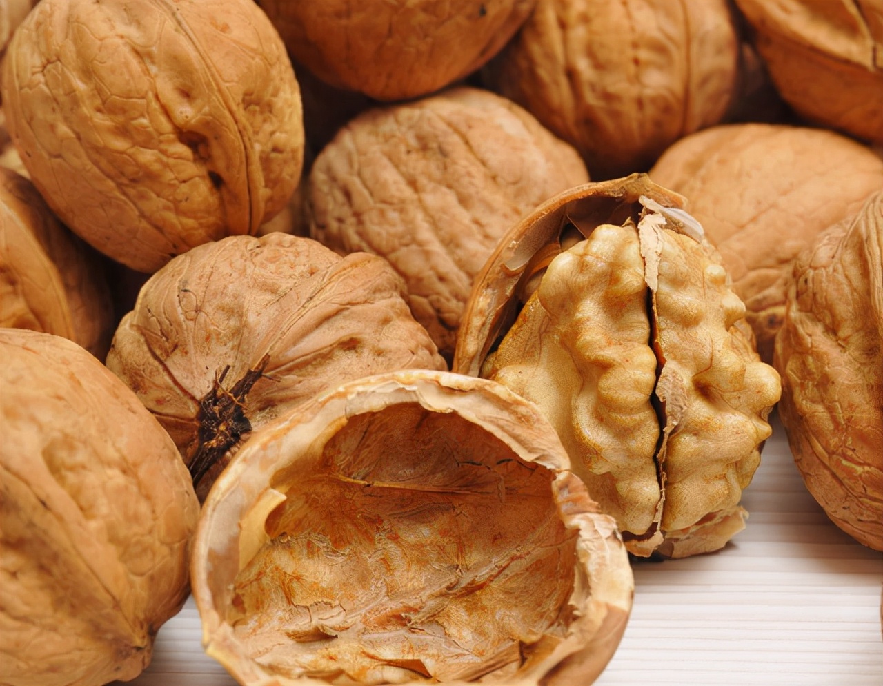 The brain "likes" these kinds of foods, walnuts are not among them, it ...