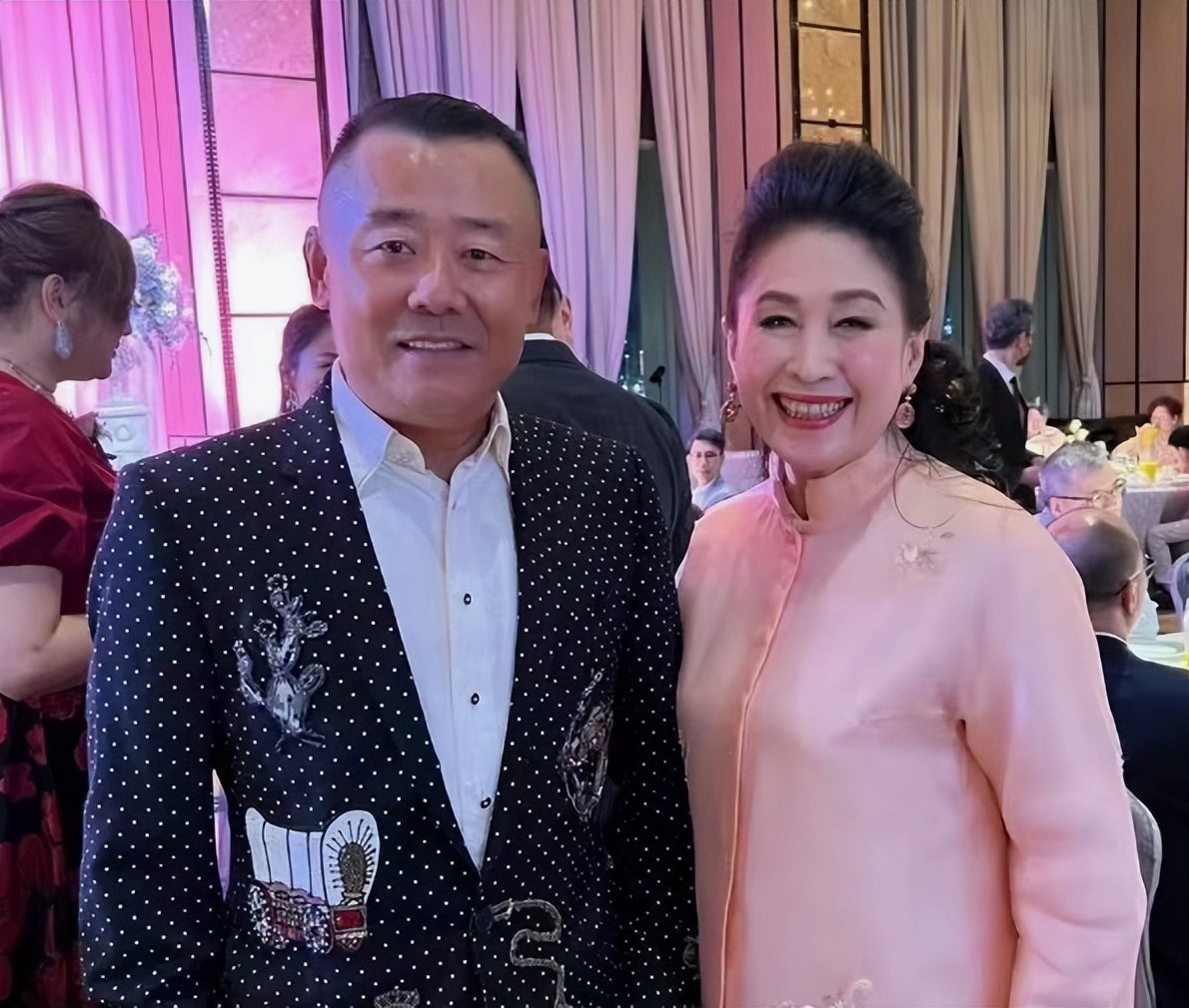 At the age of 56, Zhou Libo settled in the United States! Eat a big ...