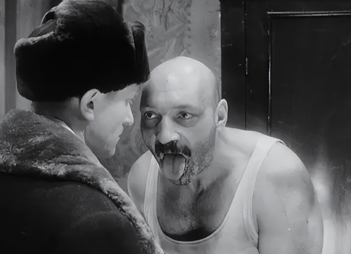 The interweaving of comedy elements in the film, through humorous hints ...