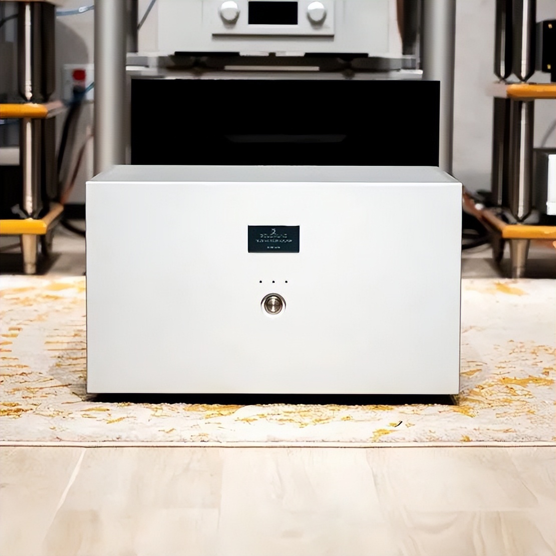 The Swiss Kovan TELOS 440 mono power amplifier is precise and free ...