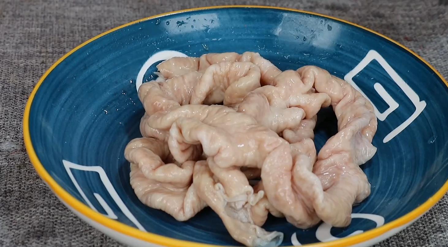 Cleaning the large intestines of fried pigs is the key. Many people put ...