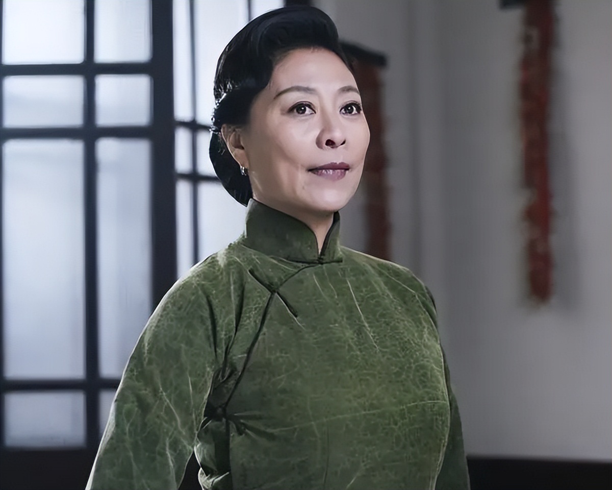 Yue Hong: Divorced after giving birth to a daughter at the age of 28 ...