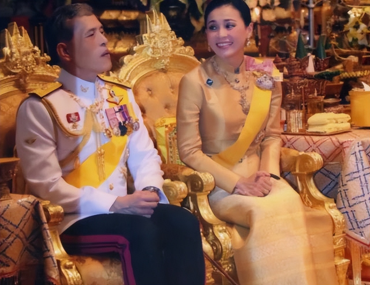 Queen Suthida is full of affection, staring at the back of Queen ...