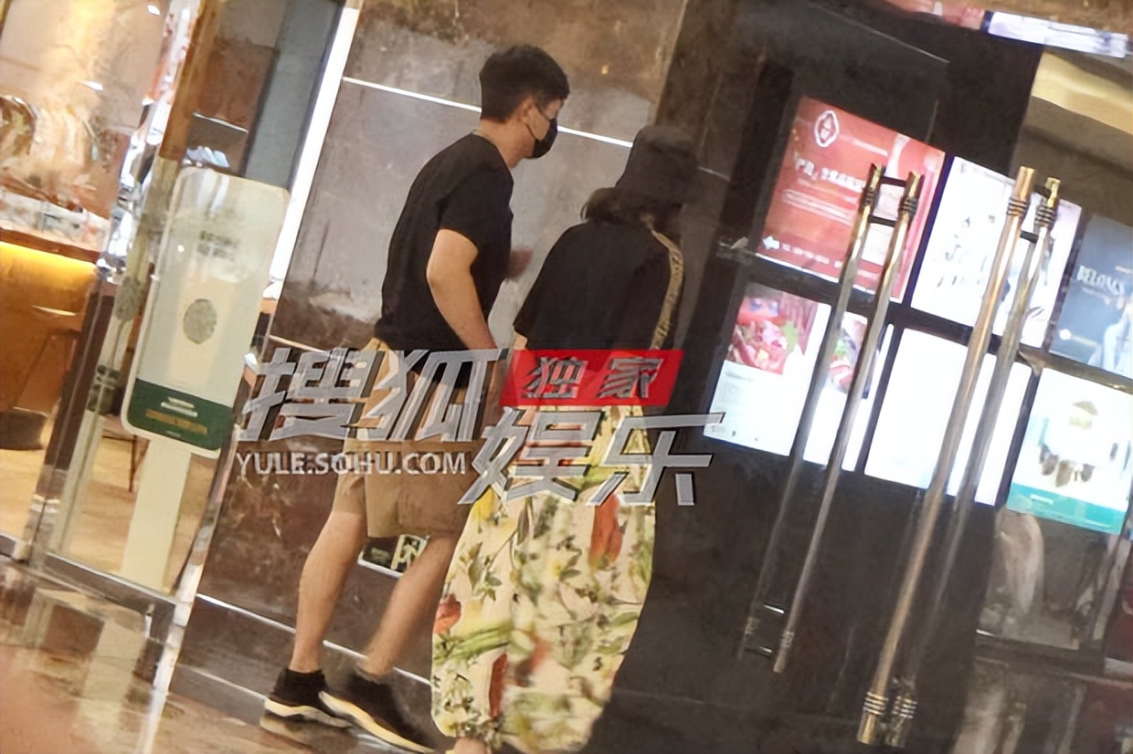 Exclusive: Guo Xiaodong and Cheng Lisa went to the men's clothing store to try on clothes many ...