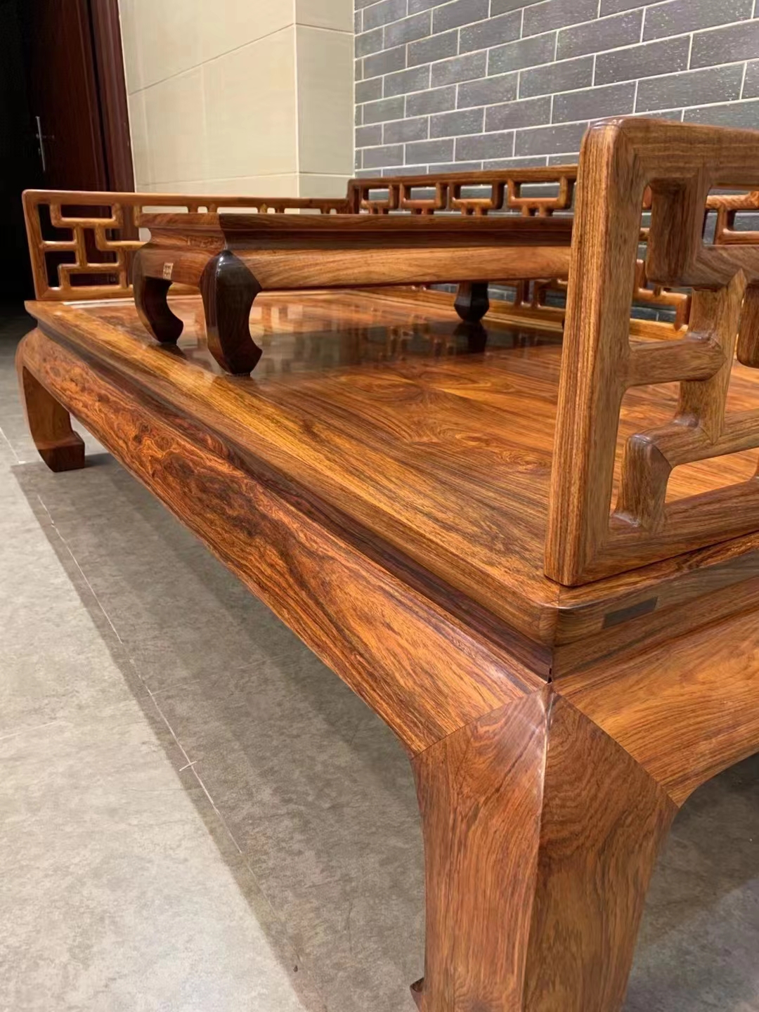 Huanghuali Arhat Bed: Traditional, Unique and Precious Furniture - iNEWS