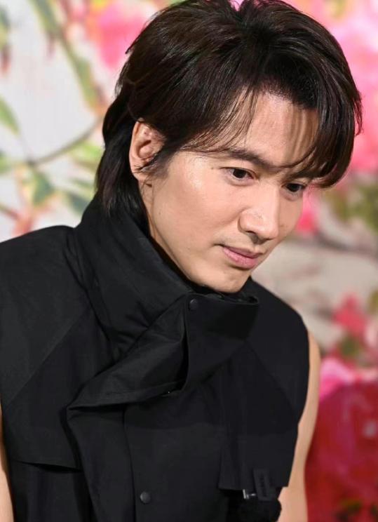 46-year-old Jerry Yan wore a sleeveless dress to sweep the building ...