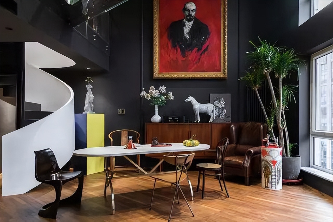 The loft is handsomely decorated, the glass bridge is eye-catching, and ...