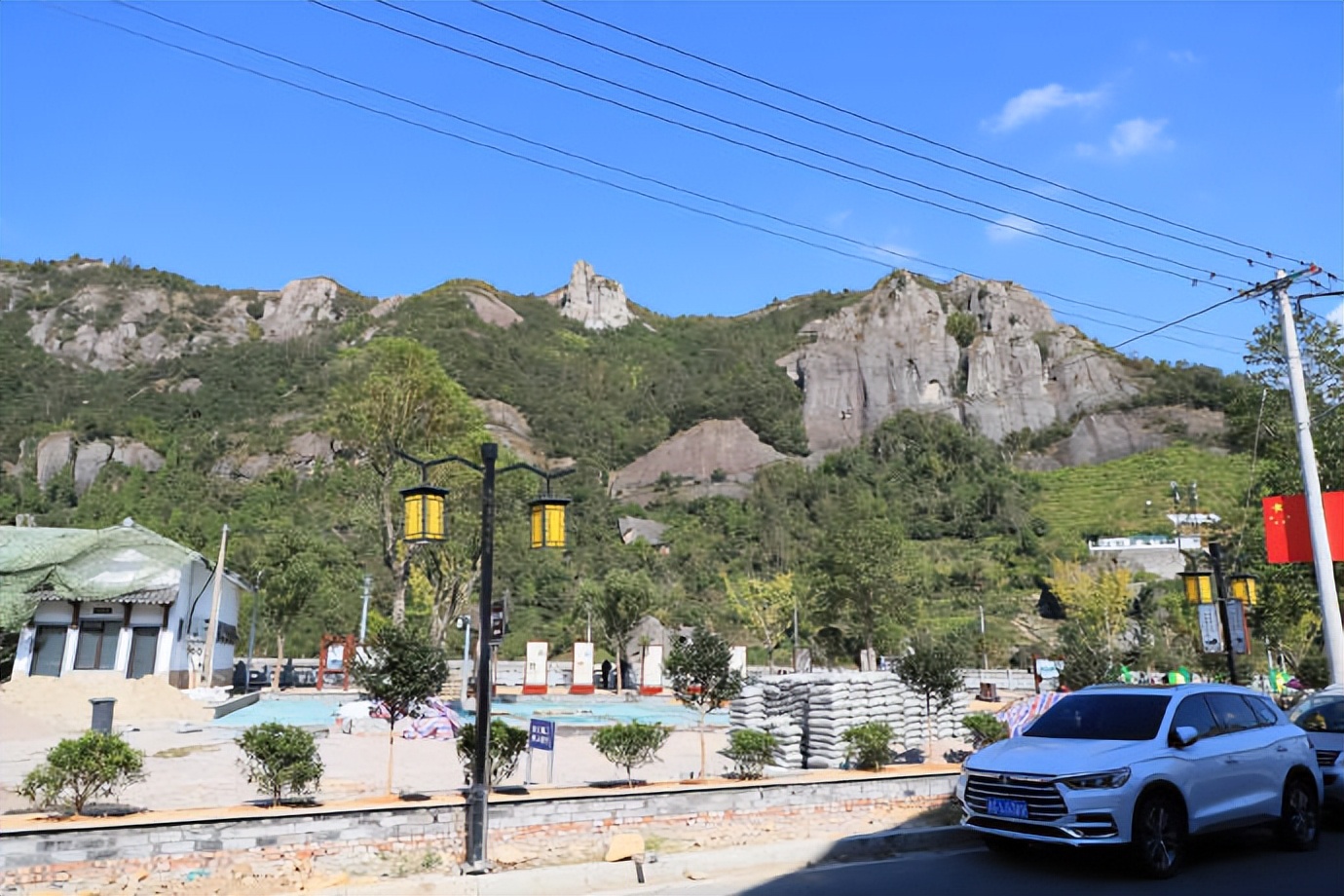 There is a Jinshi Village in Yandang Mountain, and there are five ...