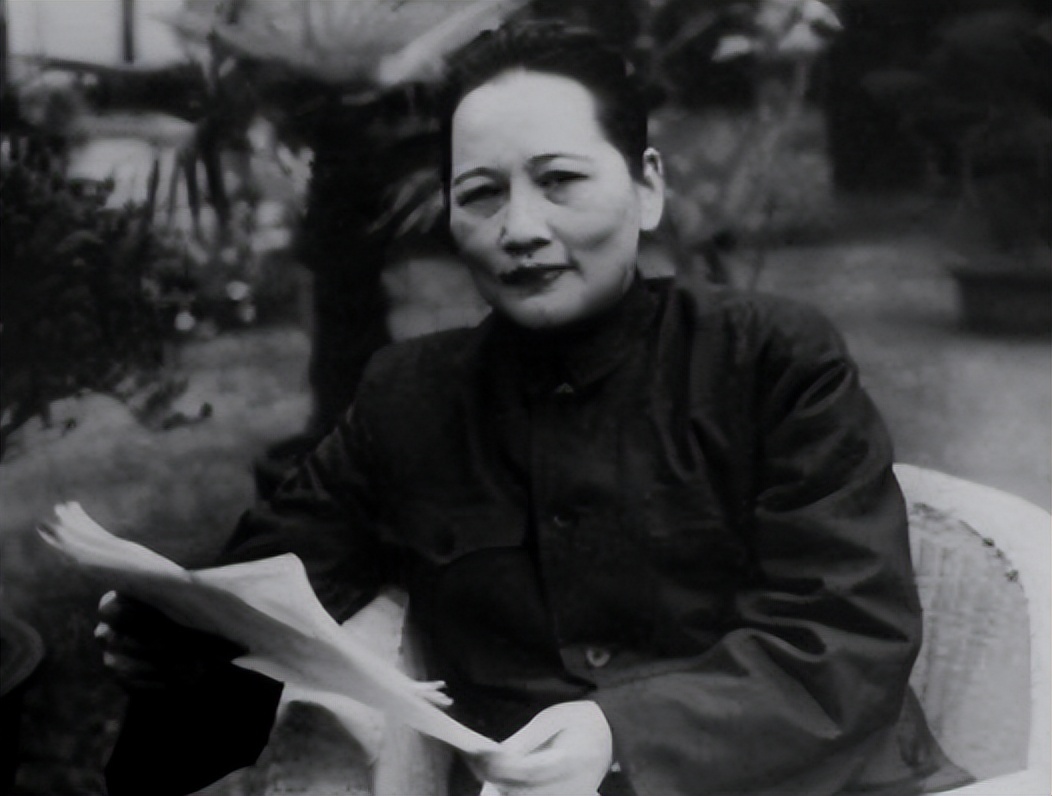 When Soong Ching Ling met Jiang Qing for the first time, she gave a 7 ...