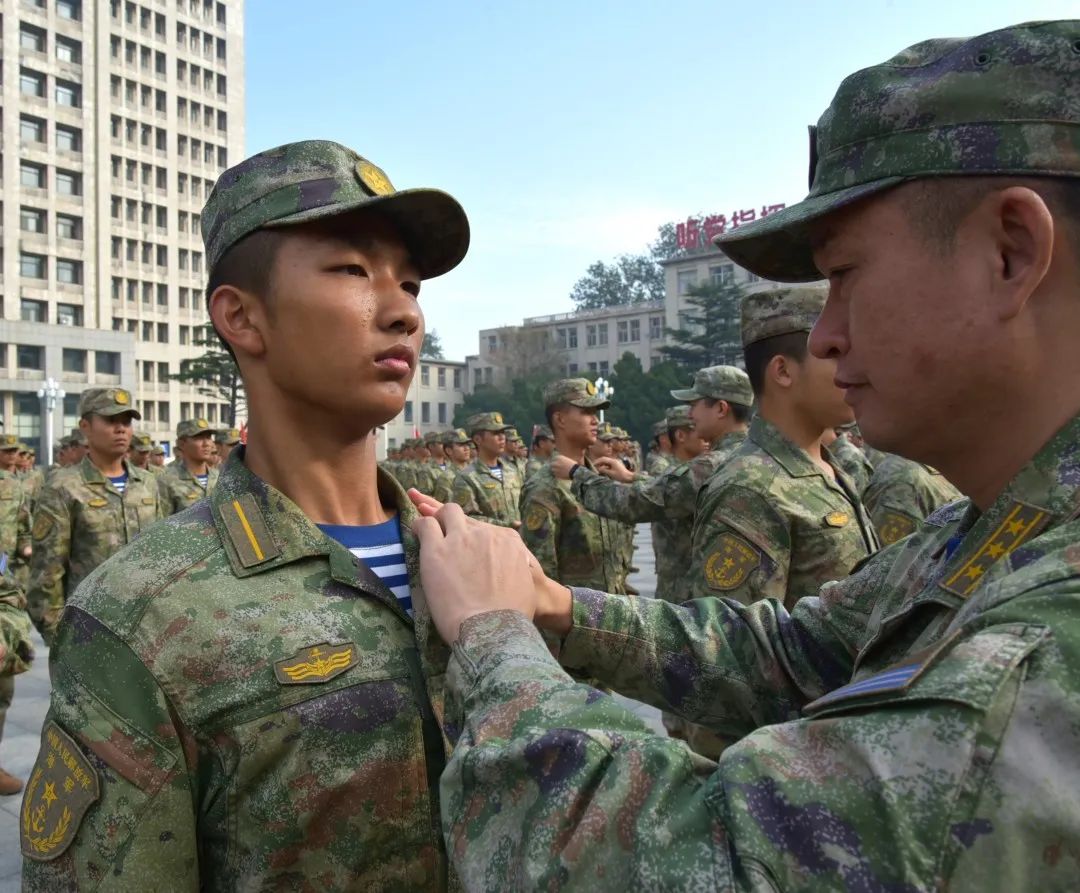 Military school for the first time!New students wear 21-style uniforms ...