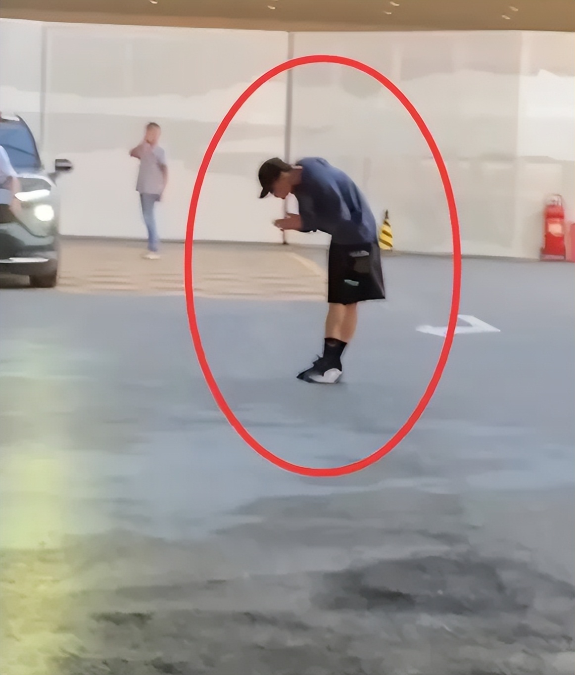 Li Yifeng made a rare appearance, thin and haggard and lack of energy ...