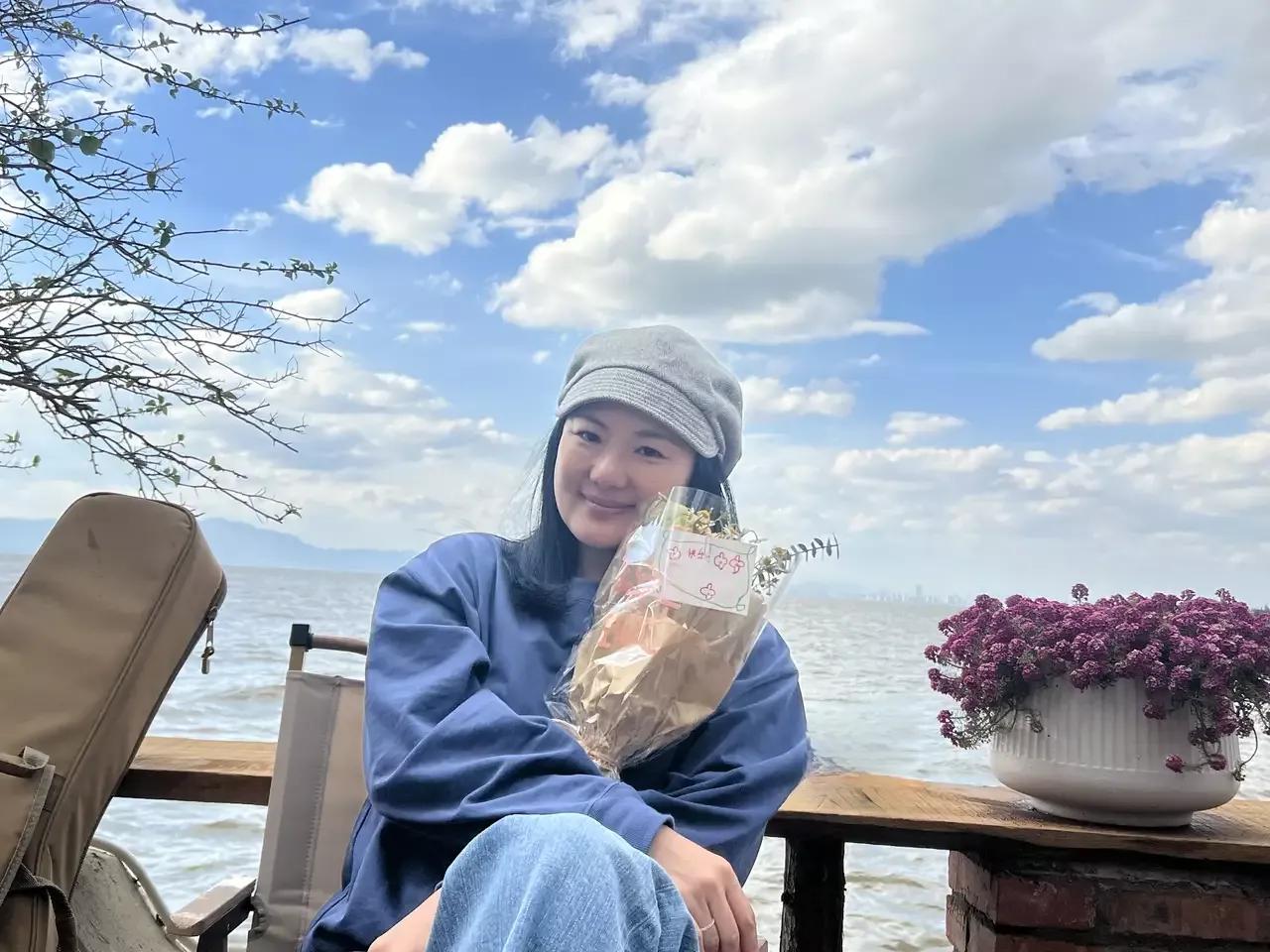 The 53-year-old well-known actor Yongmei's recent photos were exposed ...