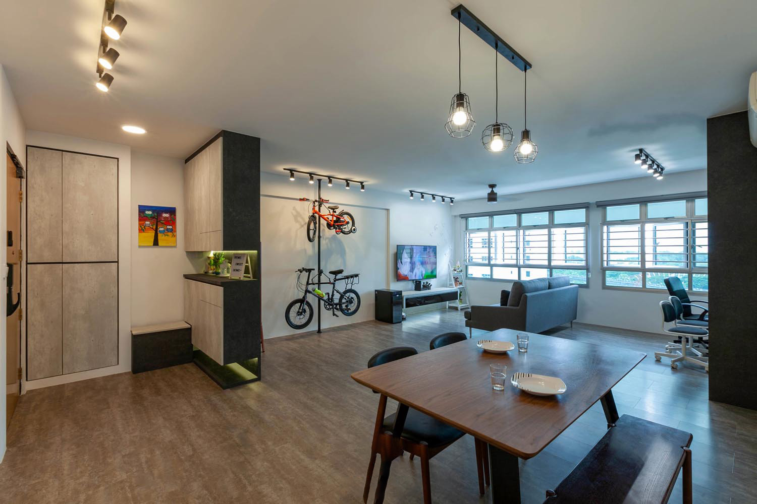 There is no main lamp in the living room, and the ceiling can be ...