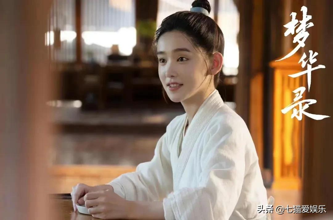 Recognizing characteristics of female stars: Zhao Liying's small feet ...