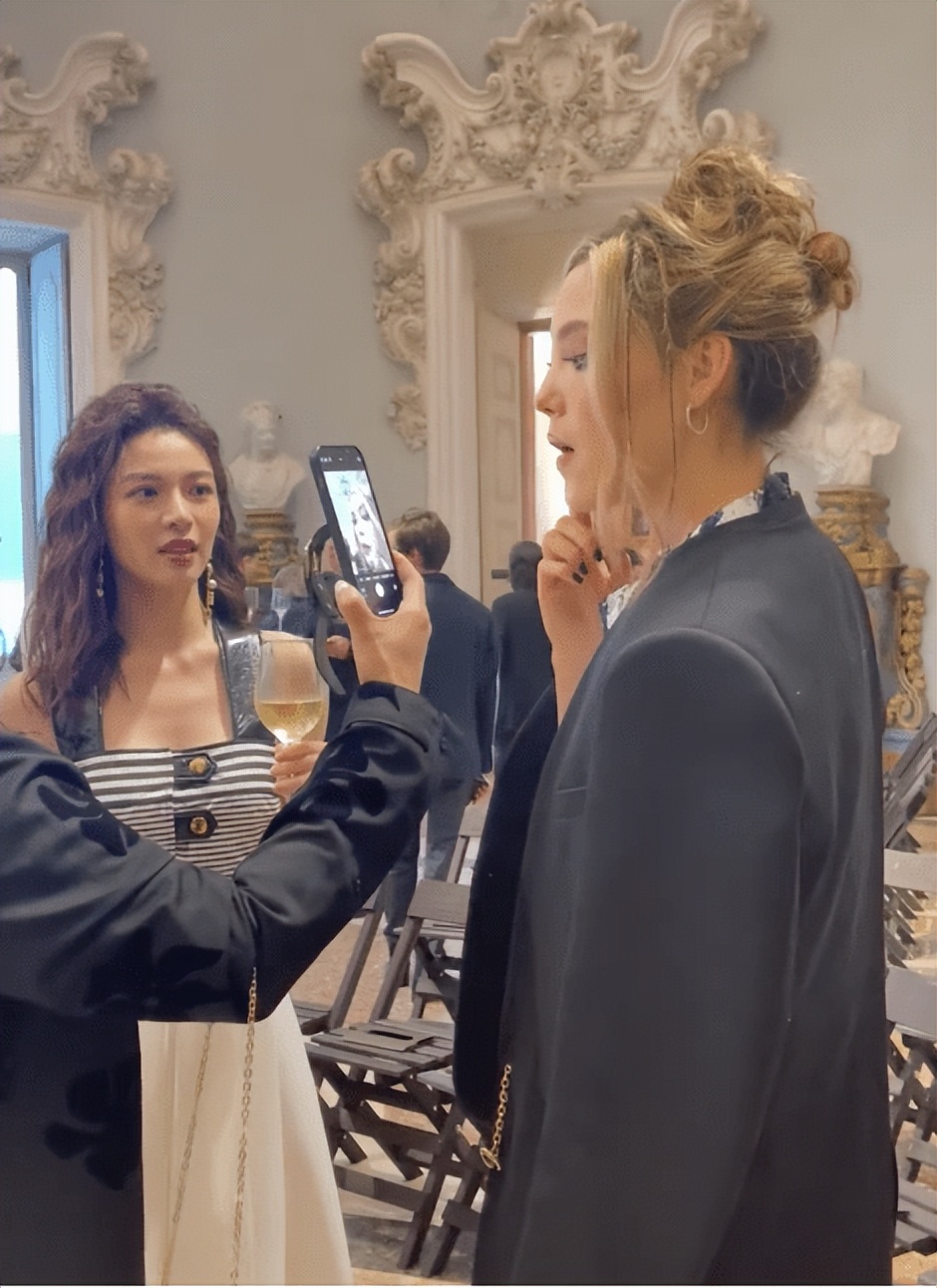 Gu Ailing, Zhong Chuxi, watching the show in Milan, chatting hotly in ...