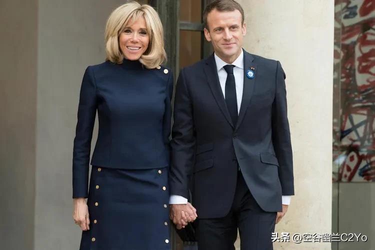 The first lady of France, 54 years old, married the 30-year-old French ...