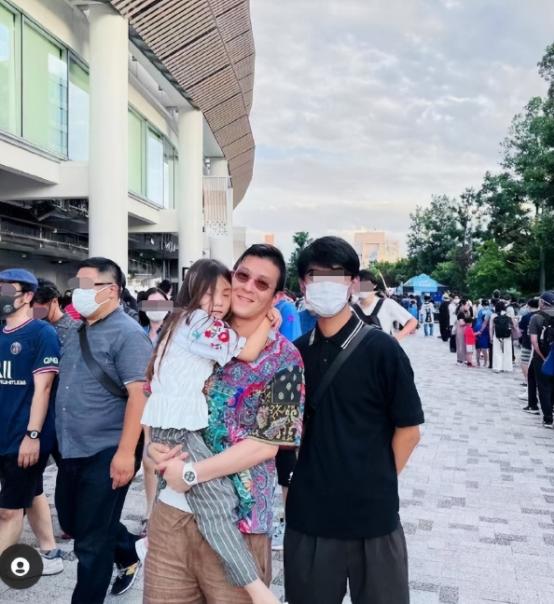 Edison Chen was watching a football game abroad, wearing a flowery ...
