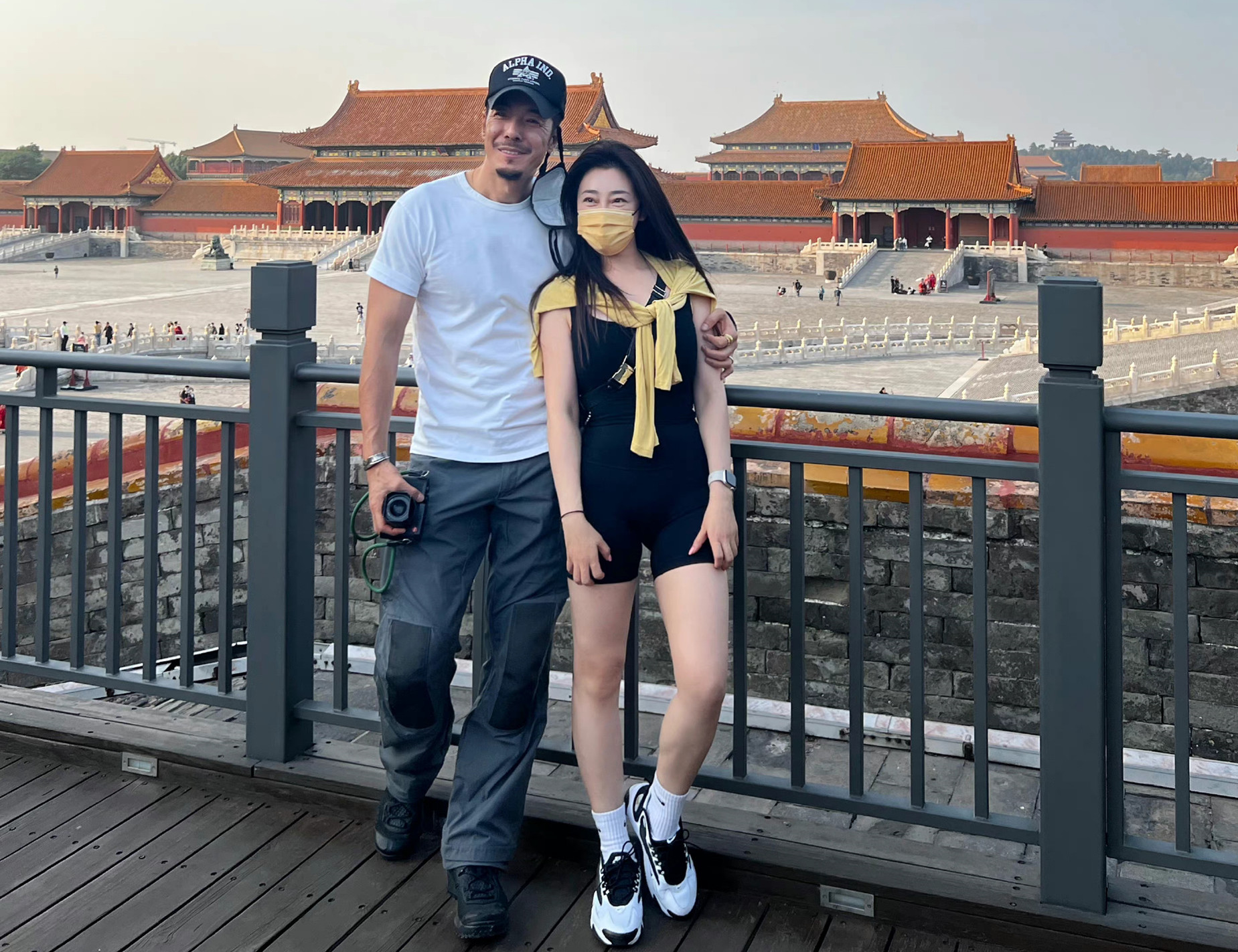 "Xu Damao" Hai Tian went on a trip with his wife, his 12-year-old wife appeared in a vest ...