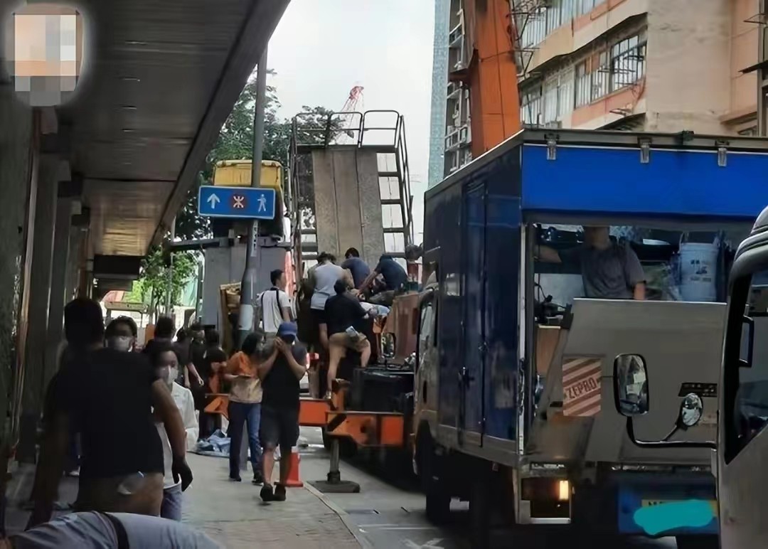 Another crew accident! 8 people were injured when the lift platform ...