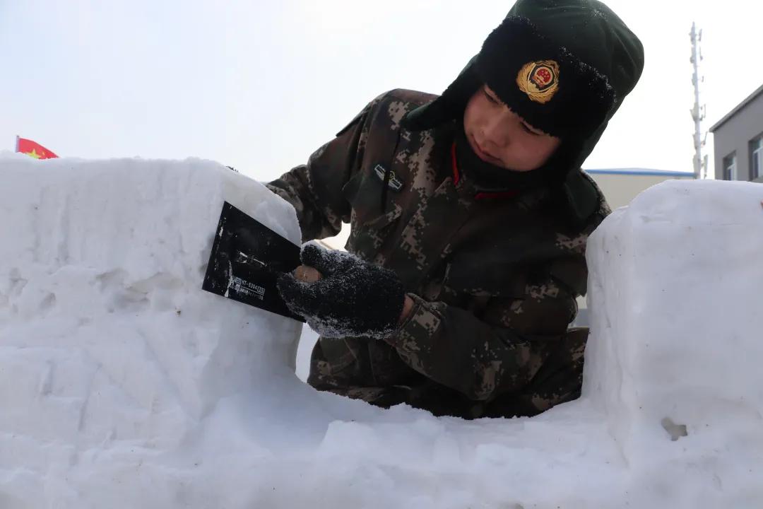 The ice sculpture of the military camp, handsome - iNEWS