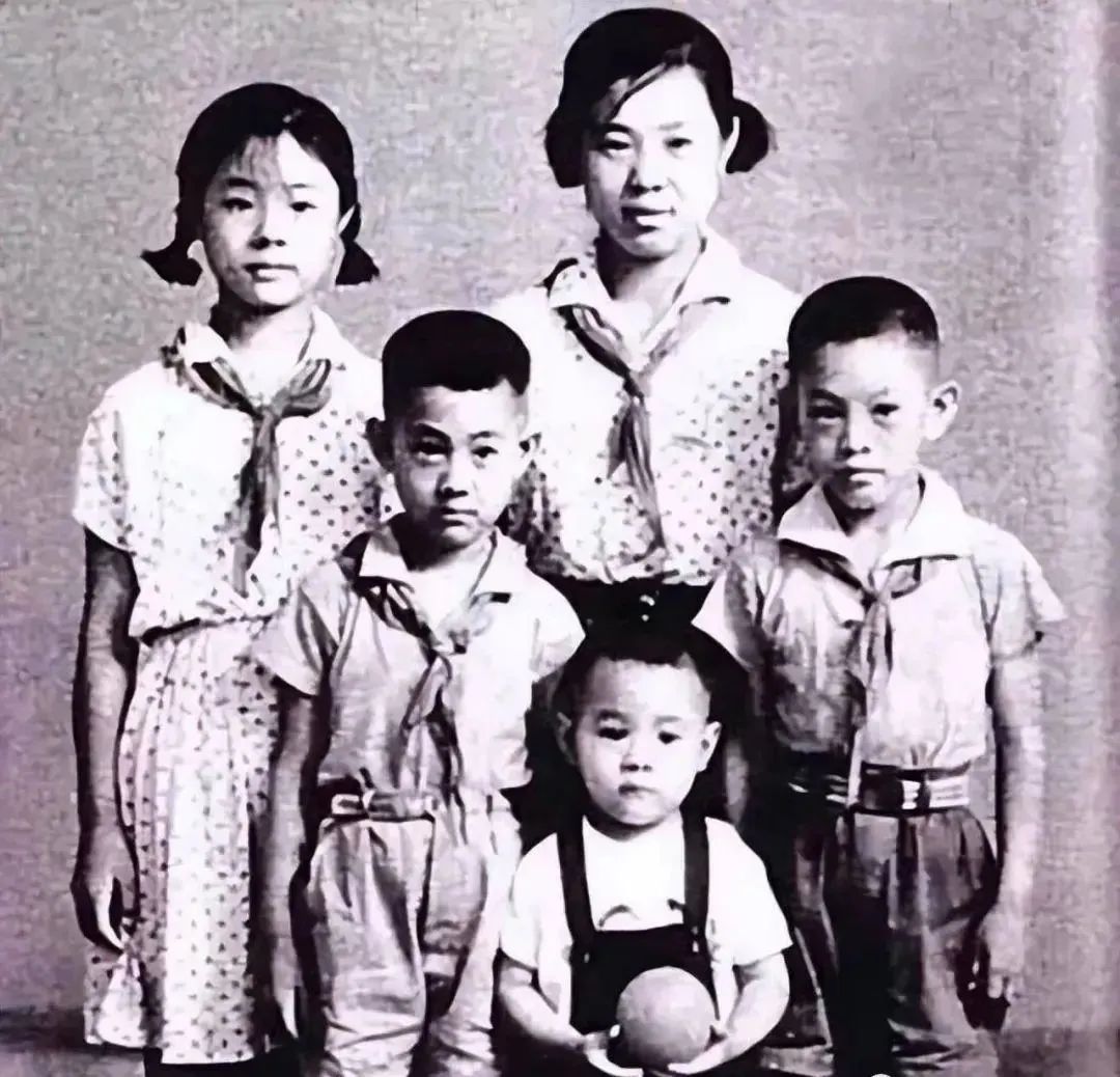 Jet Li's own film salary is over 100 million, and he gives his eldest brother a million annual ...