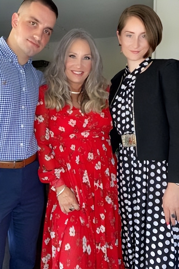 The 55-year-old grandma became popular because of her appearance. She ...