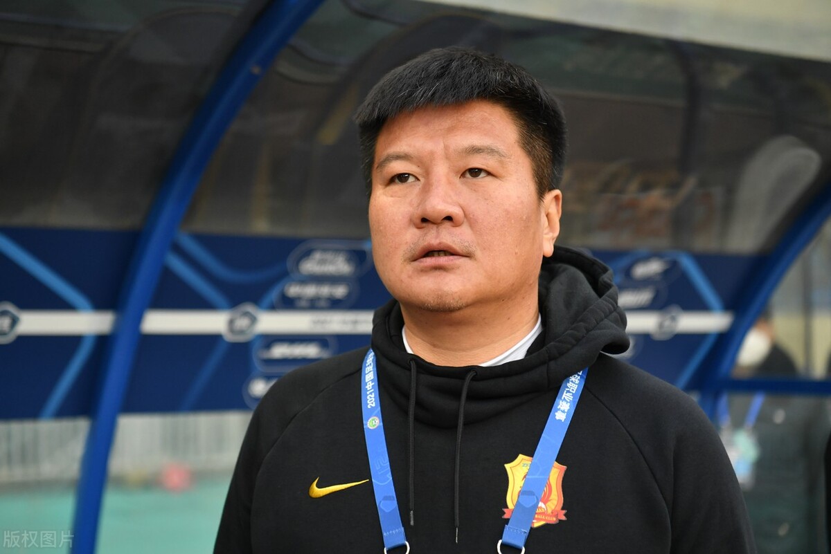 Fighting cattle across the mountain or knocking on the mountain to ...