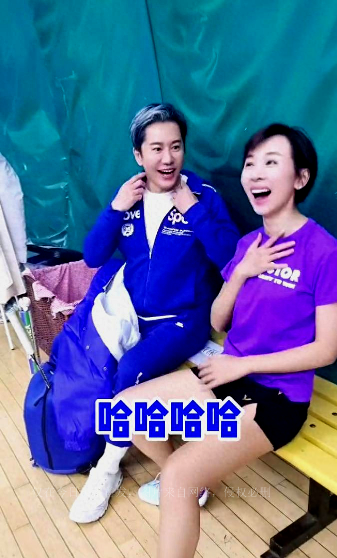 54-year-old Mao Ning plays with Ouyang Xiadan, his facial expression is ...