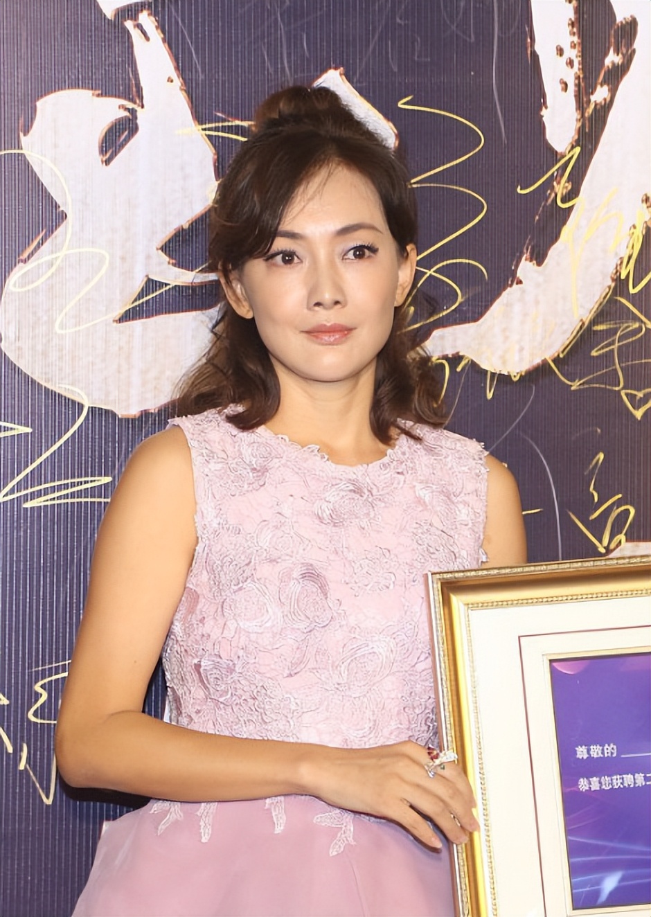 Niu Li's wealthy life is too moist!Wearing a small pink skirt, 49 years ...