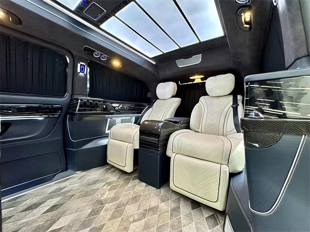 Mercedes-Benz Vito high-top full partition, take you to experience the ...