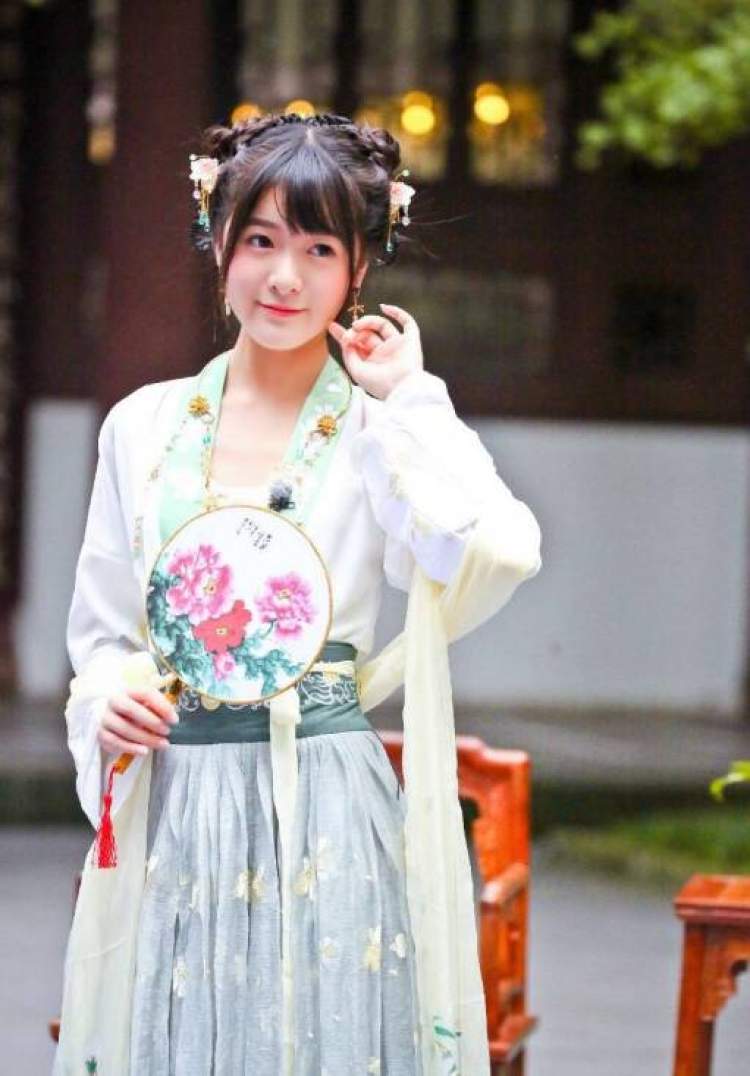 Remember the tomboy hand-picked by Master Xing? She is 25 years old ...