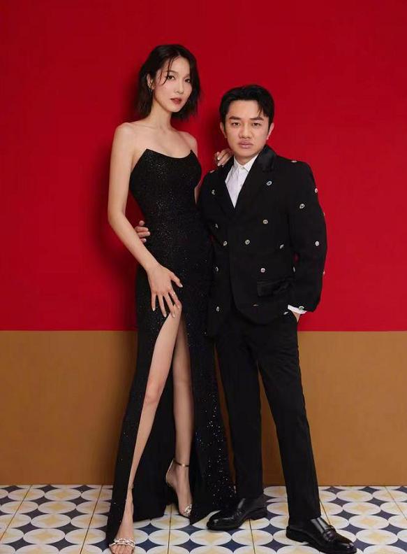 Li Yanan took photos of the red carpet of the Beijing Film Festival ...