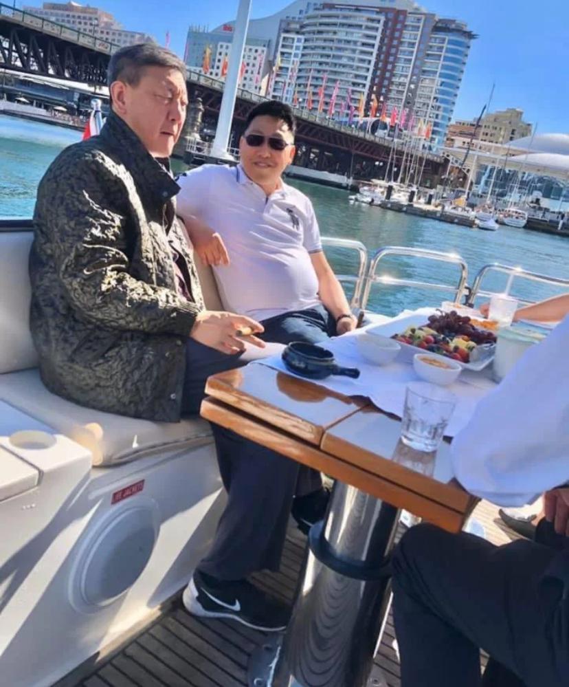 54-year-old Han Lei appeared abroad, went out to sea with friends on a ...