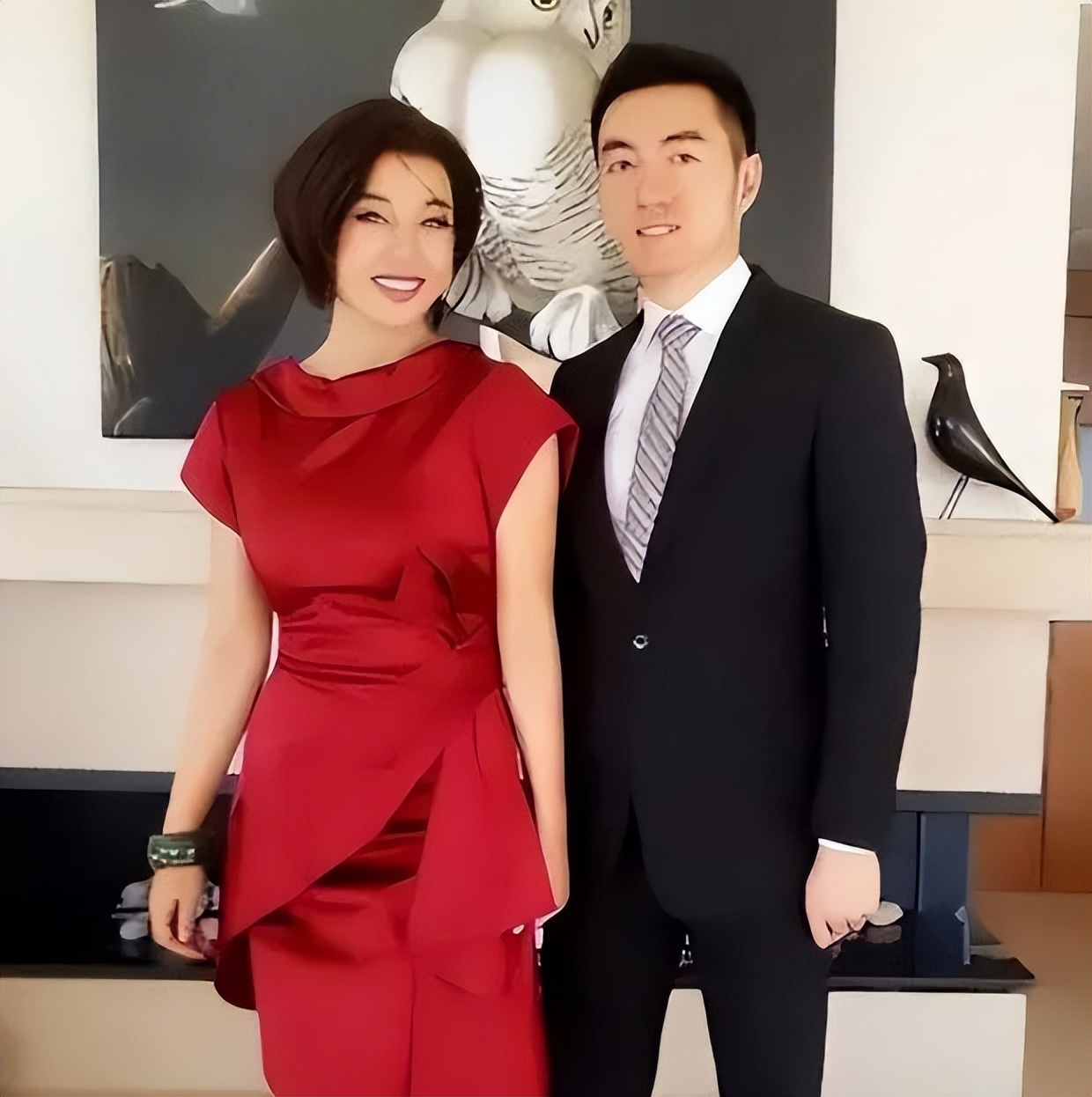 70-year-old Liu Xiaoqing and Xiao Xianrou cuddled closely together ...