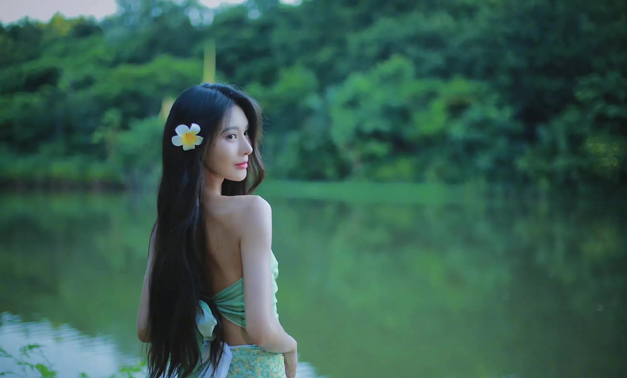 Yang Fuyu is exploring in the forest, so beautiful - iNEWS