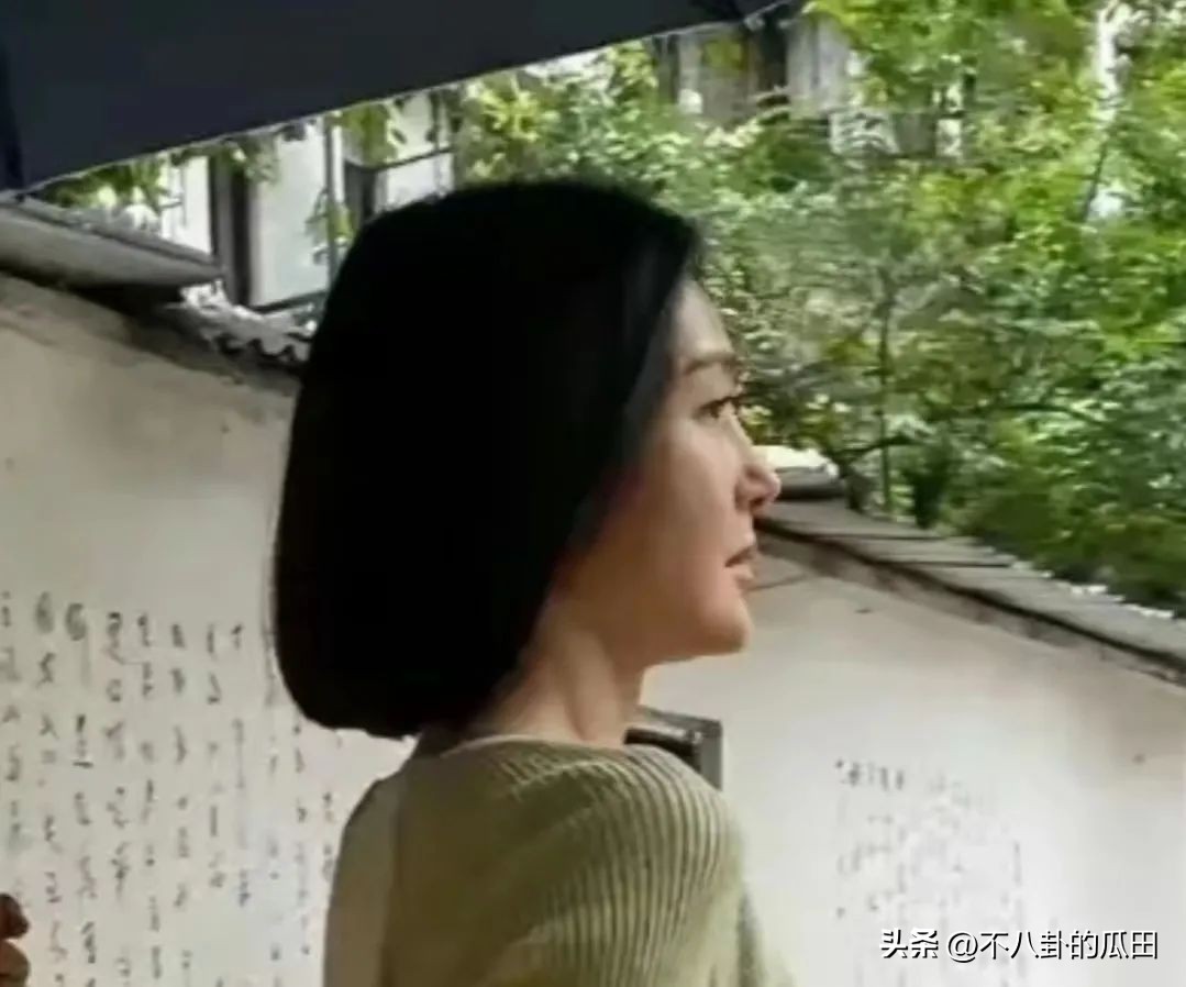 A recent photo of 43-year-old Qin Lan was exposed, with a thick neck ...