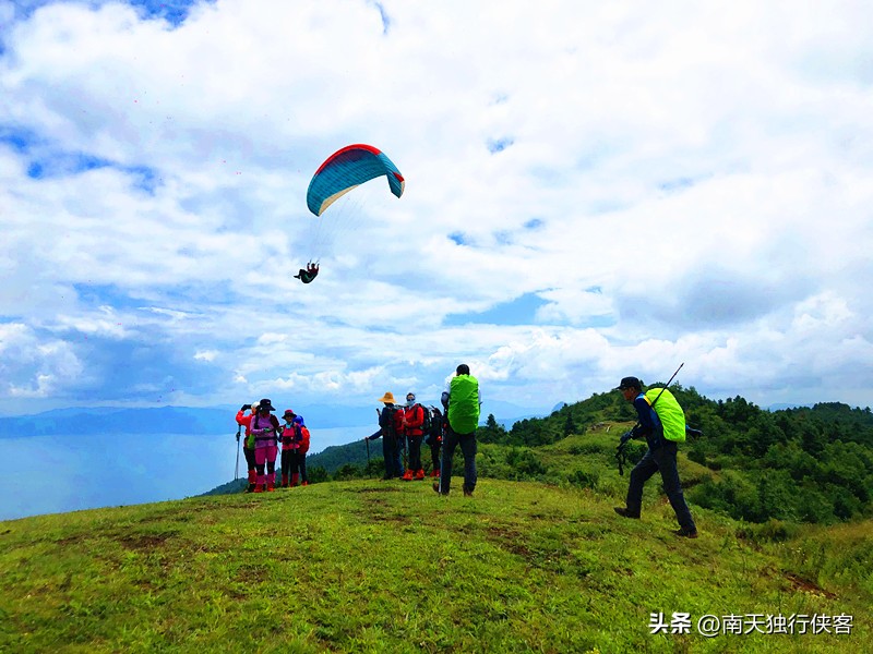 Climb to Maobi Mountain in Jinning, Kunming, overlooking the Fuxian ...
