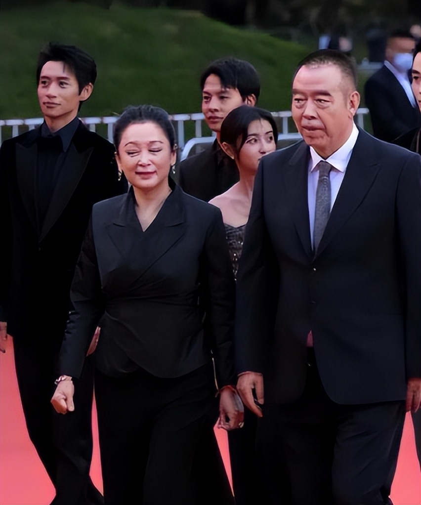 55-year-old Chen Hong couldn't hold back anymore! The cheeks are loose ...