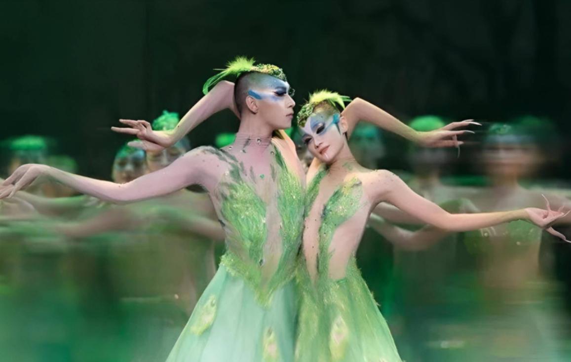 Netizen: live erotic palace. Break the bottom line! Yang Liping dances ...