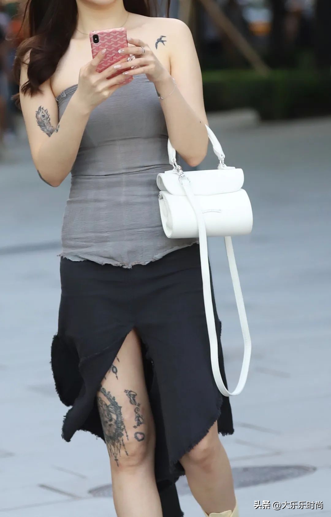 Fashion "Street Shot": A girl wearing a beggar's skirt on the street ...