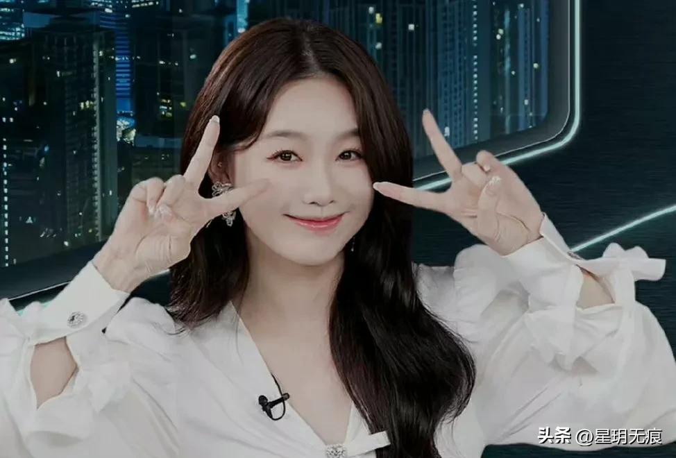 Screenshot of Xu Mengjie's live broadcast tonight, a good-looking smile ...